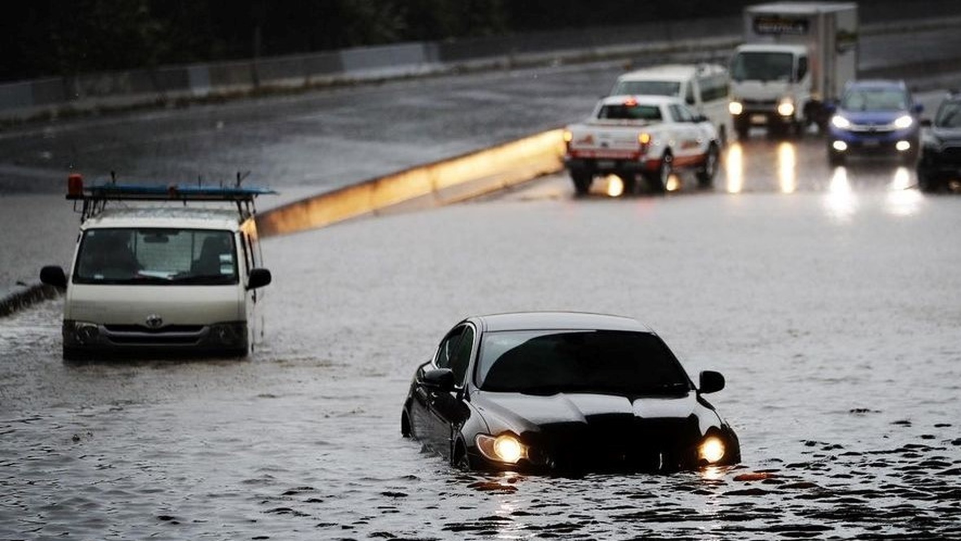 Autofile - News / Flooding swamps dealerships Autofile - News / Flooding swamps dealerships