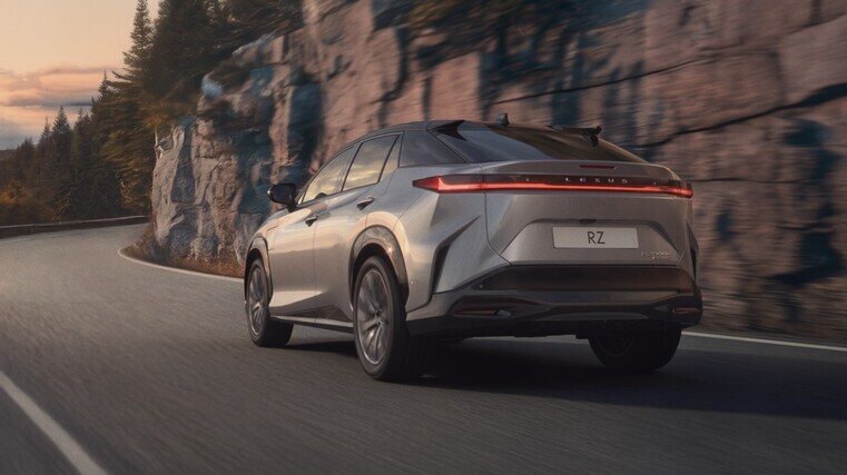 Autofile - News / RZ makes tennis debut