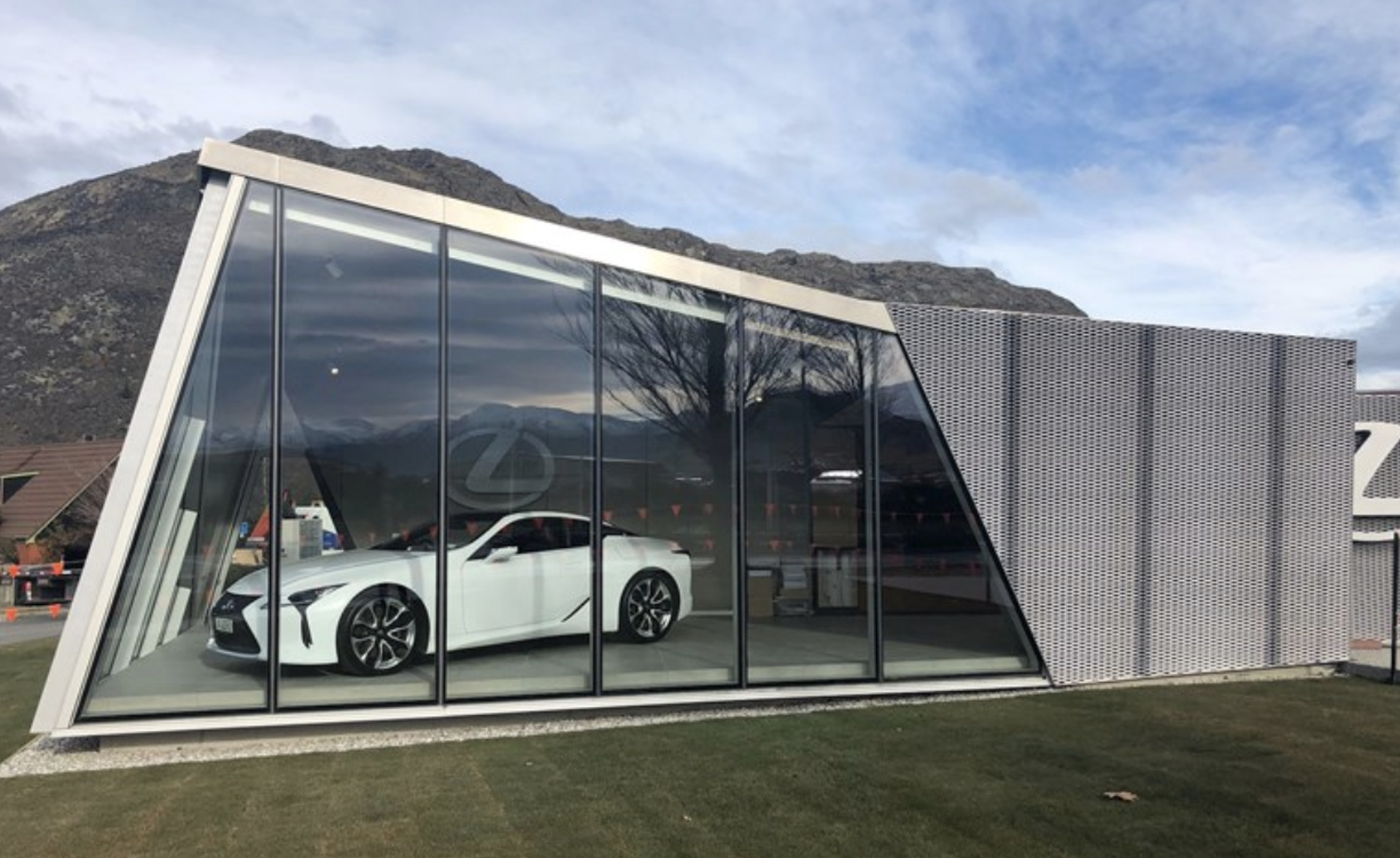 Autofile - News / One-car showroom wins award