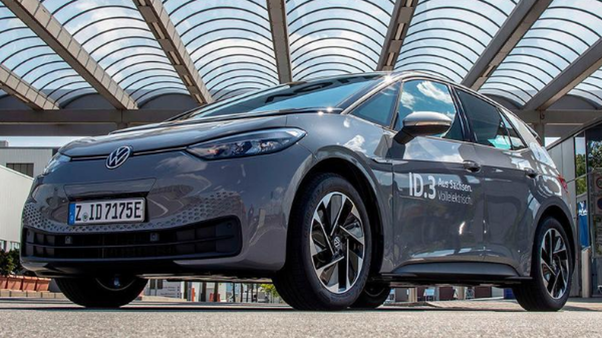 Autofile - News / VW celebrates EV’s record-breaking drive