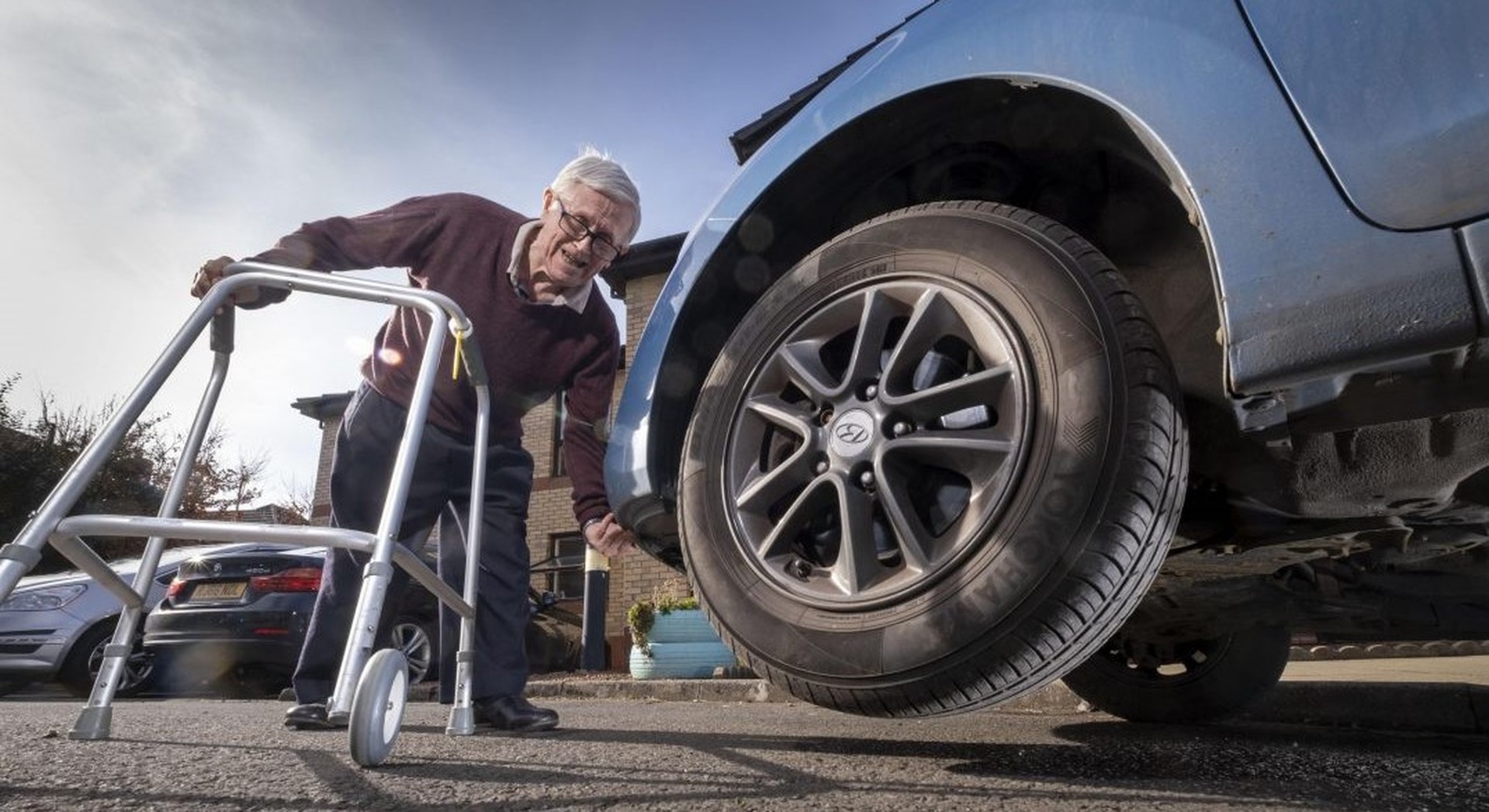 Autofile - News / Car-lifting pensioner prank
