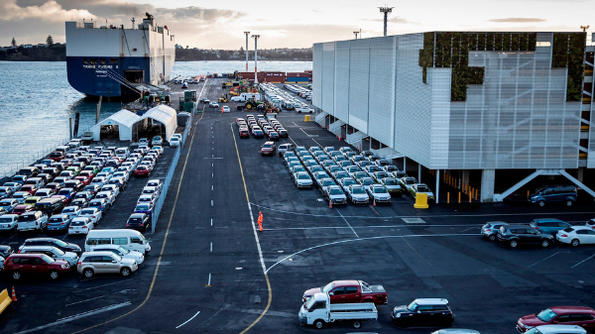 Autofile - News / Port reopens after cyclone