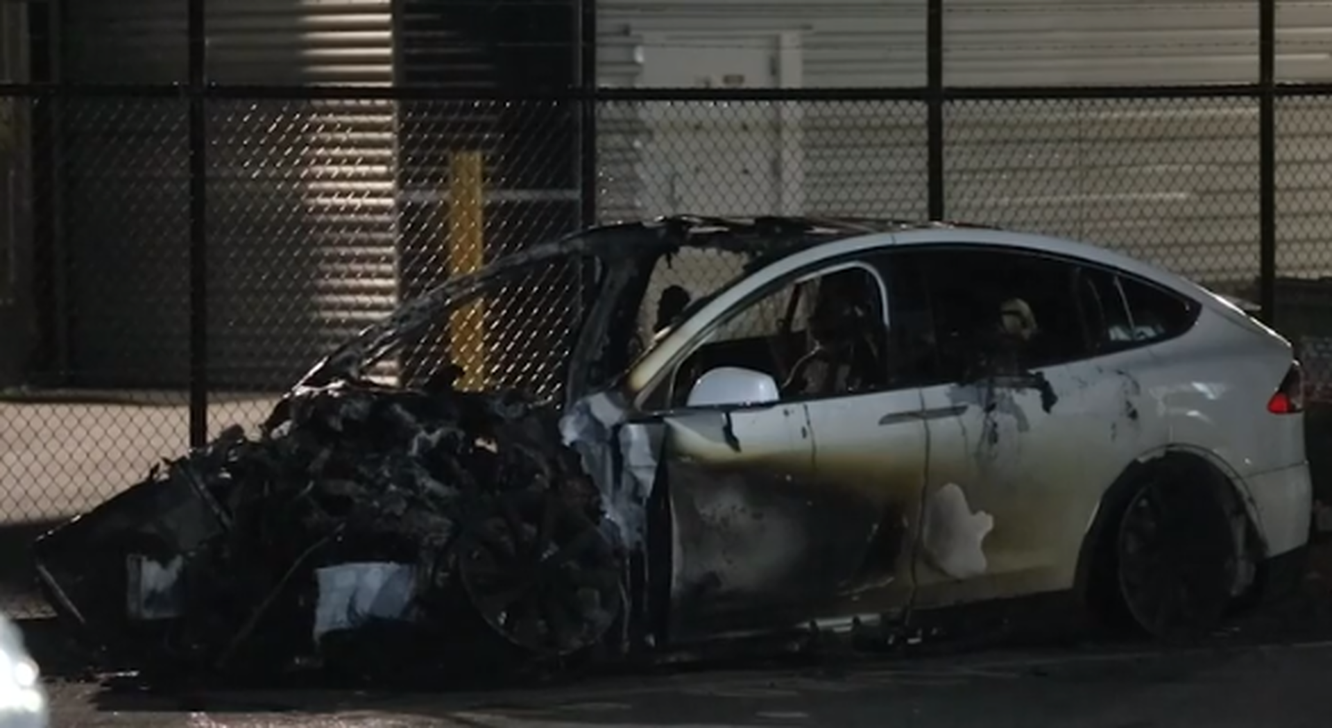 Autofile - News / Car fire closes bridge