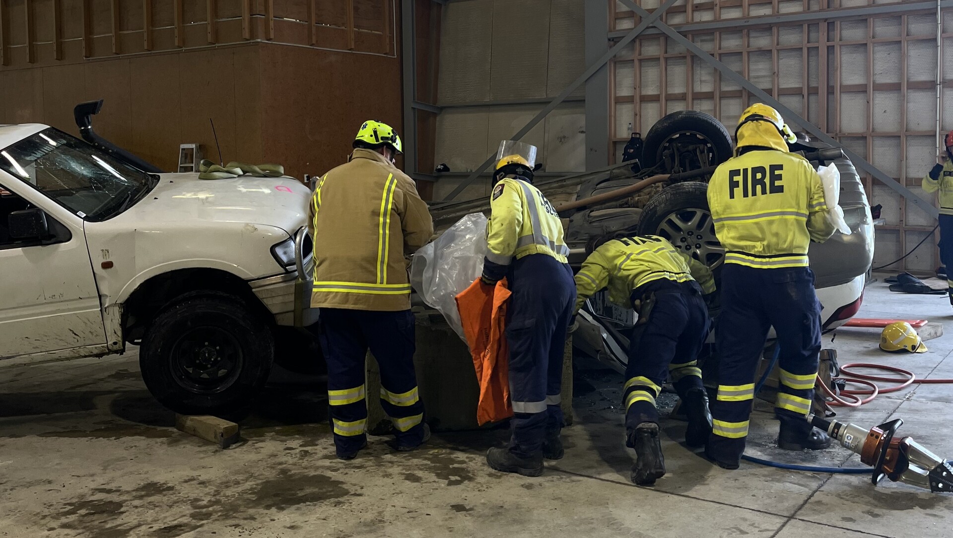 Autofile - News / Companies back firefighters