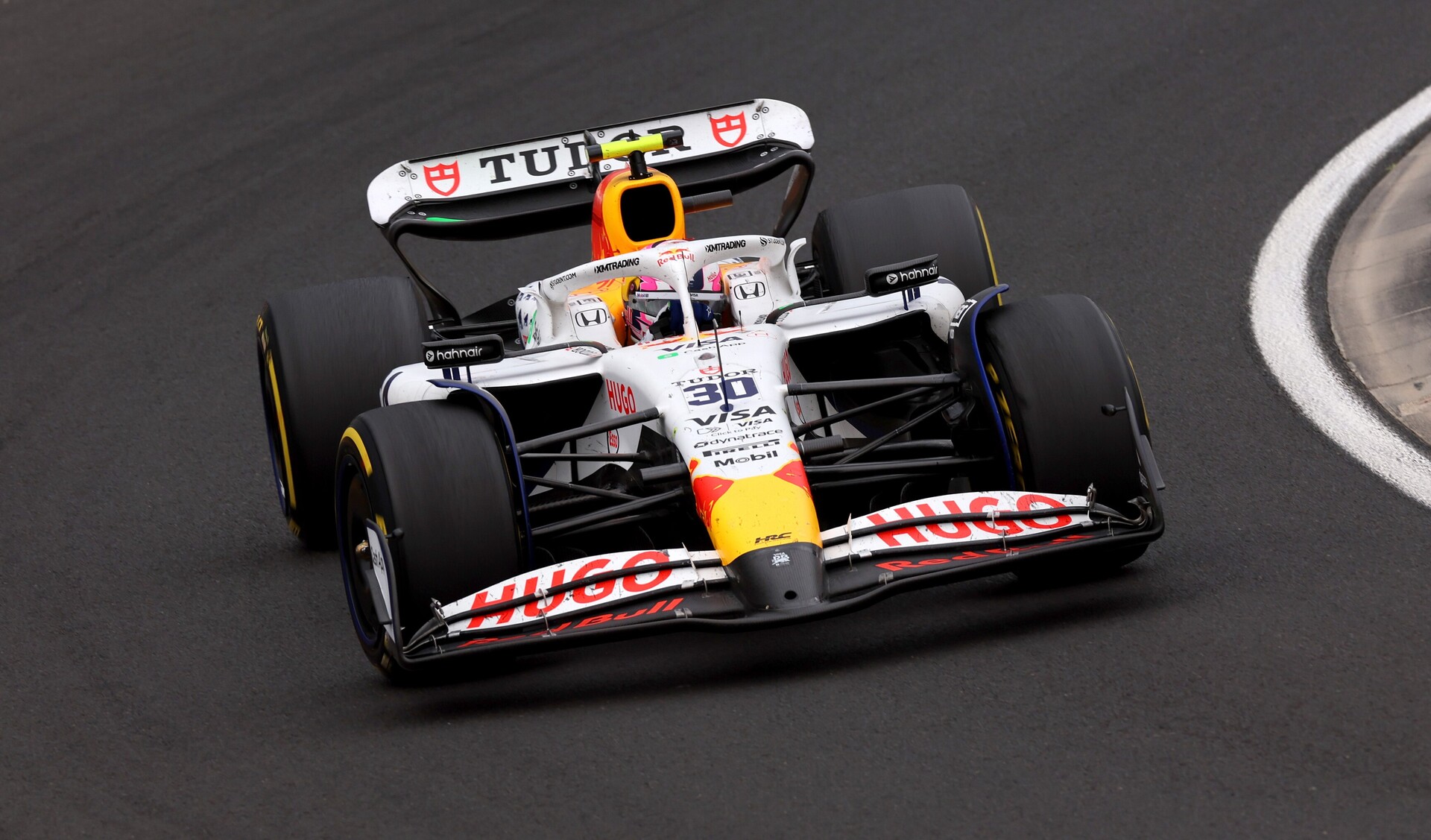 Autofile - News / Lawson keeps champ at bay